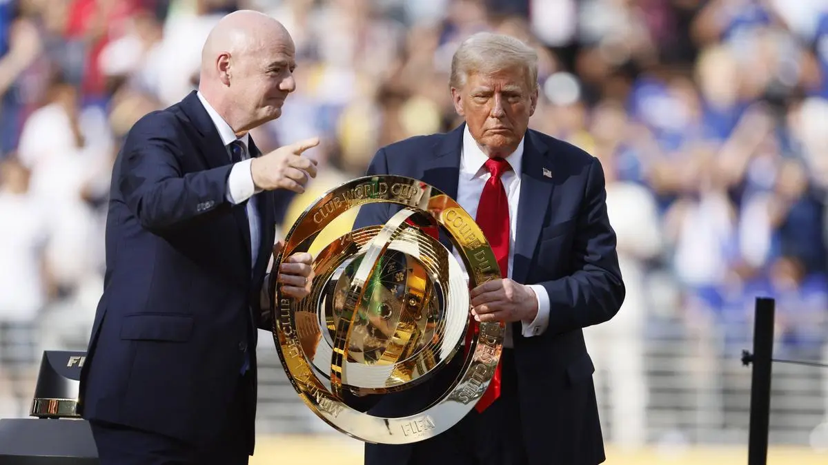 Steht im Oval Office: Klub-WM-Trophäe bleibt nach Chelsea-Sieg bei Donald Trump